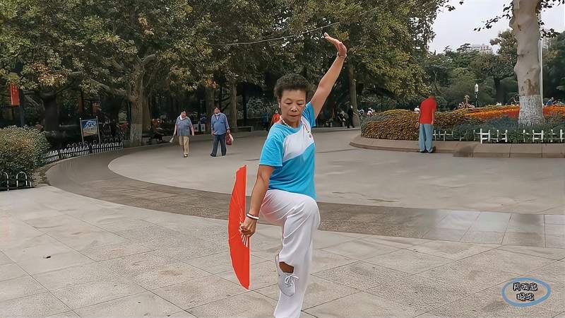 青岛海泊河剑客队姜德云“中华响扇”表演,潇洒飘逸的美感!