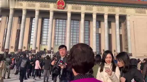 两会日记:现场直击全国人大代表郭凤莲入场前接受记者采访