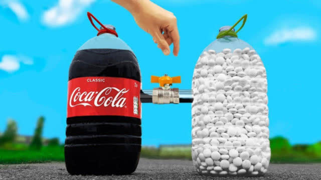 老外用水管连接可乐曼妥思,打开阀门的瞬间,场面不要太壮观