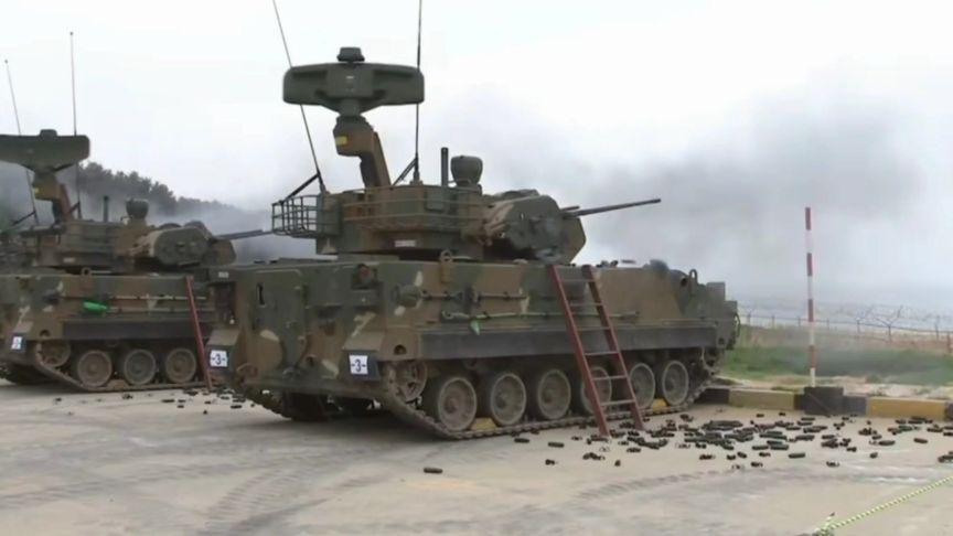 韩国K30飞虎30毫米高炮不断射击,模拟巡航导弹飞机靶机安然无恙