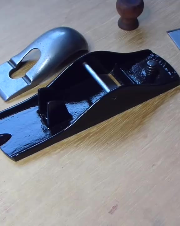 牛人拿出一件50年前的木刨,翻新处理后,用起来还是那么顺手