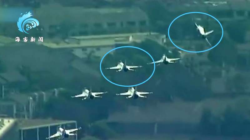 惊险瞬间!美国飞行表演队险酿撞机事故 带队长机这个动作吓坏队友