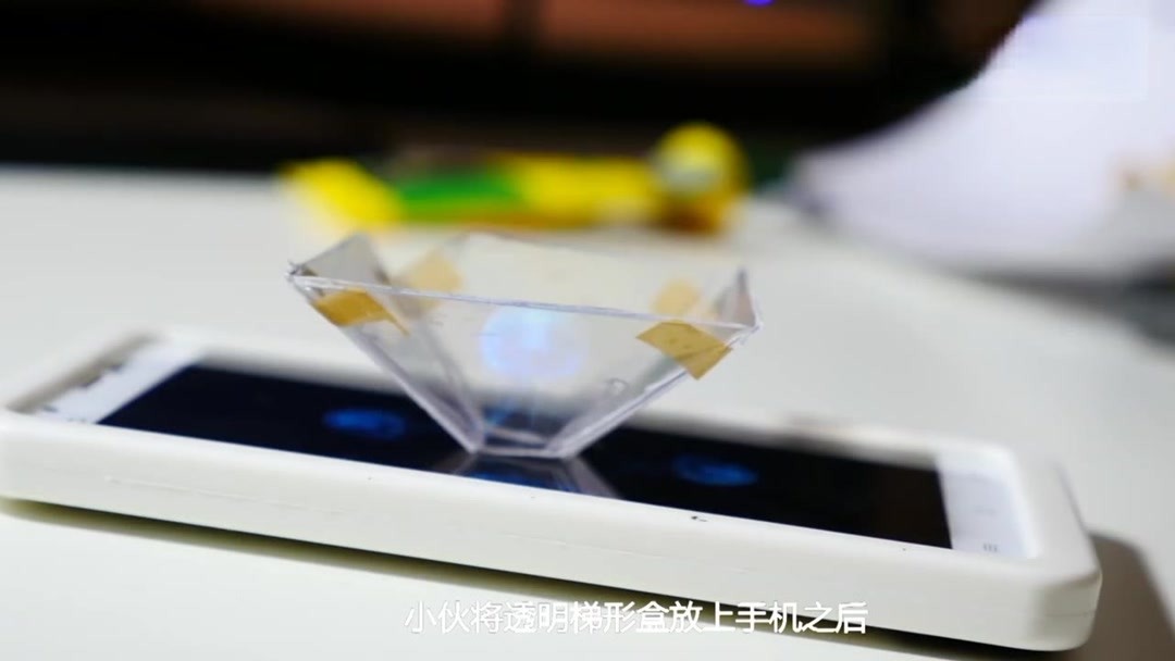 小伙使用废旧塑料做梯形盒,放上手机之后,让人竖起大拇指