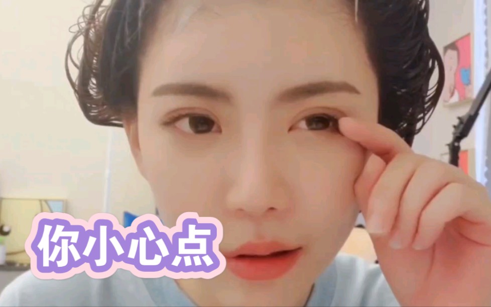 弹幕:周姐身上是什么?周姐:你说纹身啊,我背后是青龙,脚下是白虎。