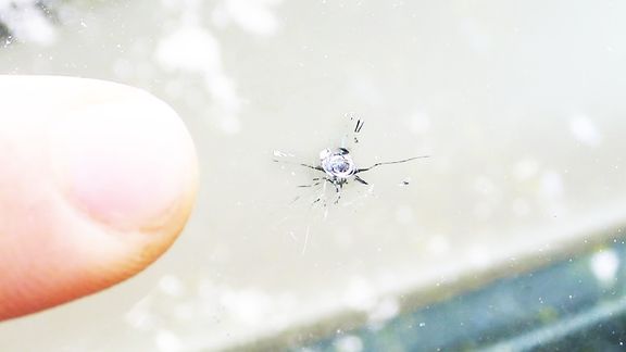 汽车挡风玻璃破损,有神器能将它修复?网友:脑子会了手没学会