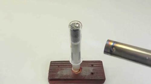 小伙将玻璃注射器改装一下,用火一烤就能发电,长见识了