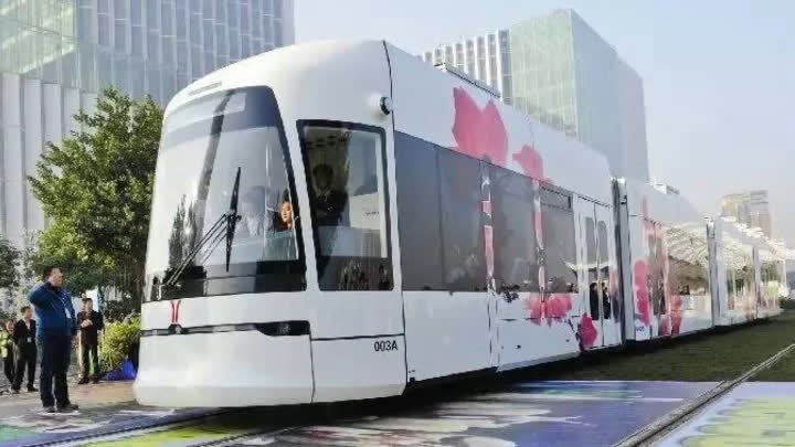 广州的夜晚搭乘有轨电车,将会是有趣的体验