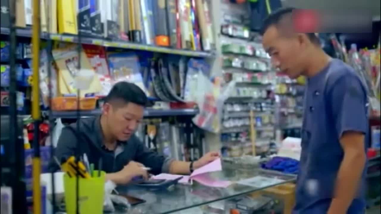 穷困男子上街乞讨却不是为了吃饭