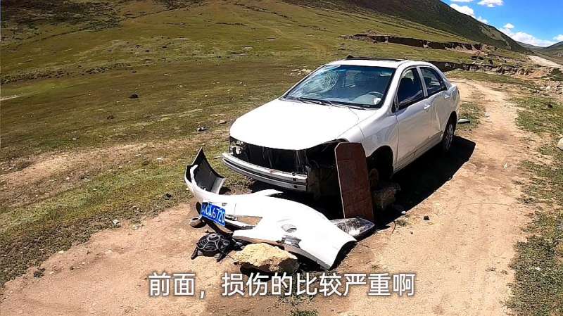 床车自驾西藏,路上遇到一辆豪车弃在路边没人管,零件都被拆完了