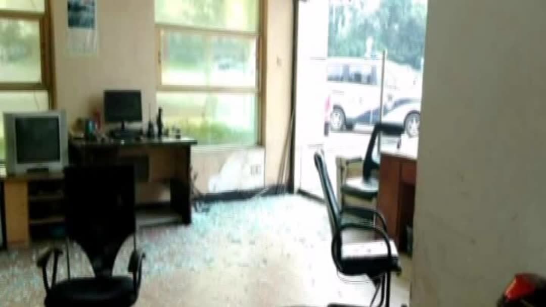 【拍客】惊险!马路上突然飞来大轮胎 砸碎钢化玻璃冲进门卫室