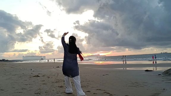 人生如路,时过境迁。左手沧桑右手静好。放大开心缩小悲观