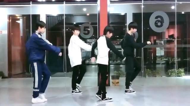 TF家族三代:苏新皓,赵冠羽,朱志鑫,张峻豪练习室日常舞蹈!