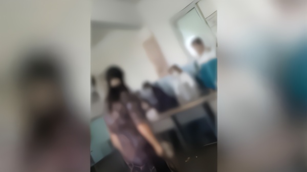 官方通报“女教师没收到鲜花吐口水辱骂学生”:撤销教师资格