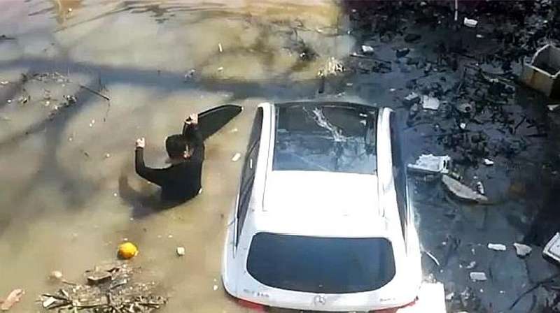 女司机穿高跟鞋开车,下一秒直接冲河里去了!网友:想免费洗车?