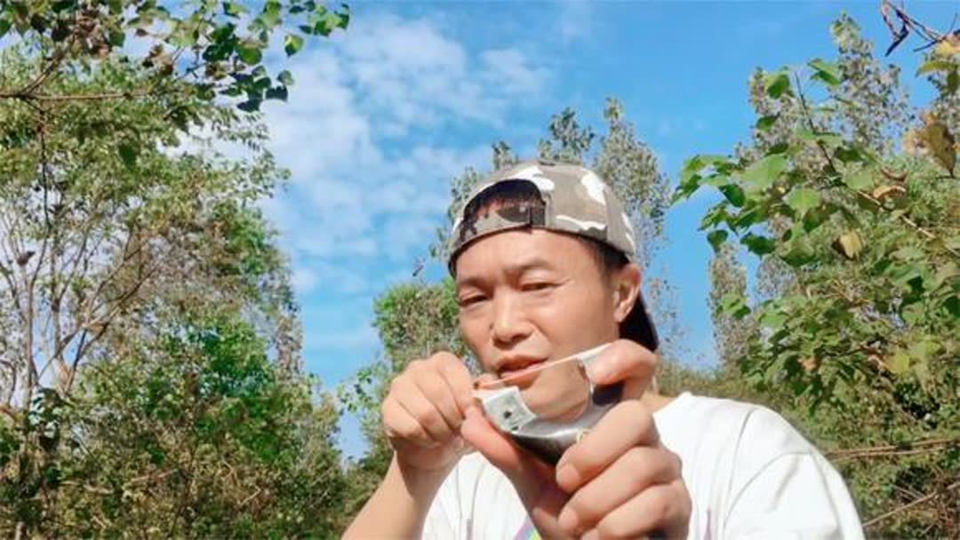 新手玩弹弓15天百发百中,远距离估打如何捏兜皮筋找准瞄点
