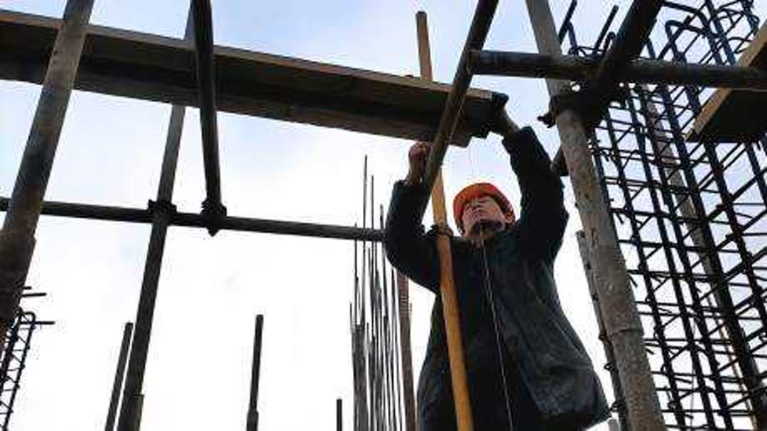 一大清早就让管理的发火原因是连一个梁底的定位线都放不准