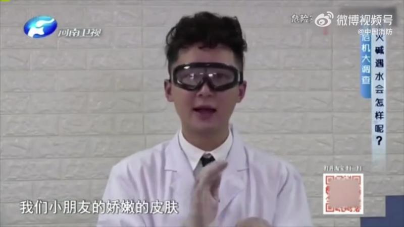 火碱又名烧碱、化学名称氢氧化钠,常温下为白色固体,具有强腐蚀性,...