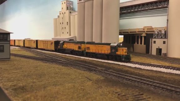 看着非常真实的实景铁路模型 建筑和火车做的都很好