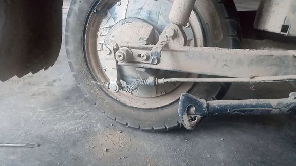 实拍:看小伙怎样不花一分钱,教大家能把电动车刹车修理好呢?