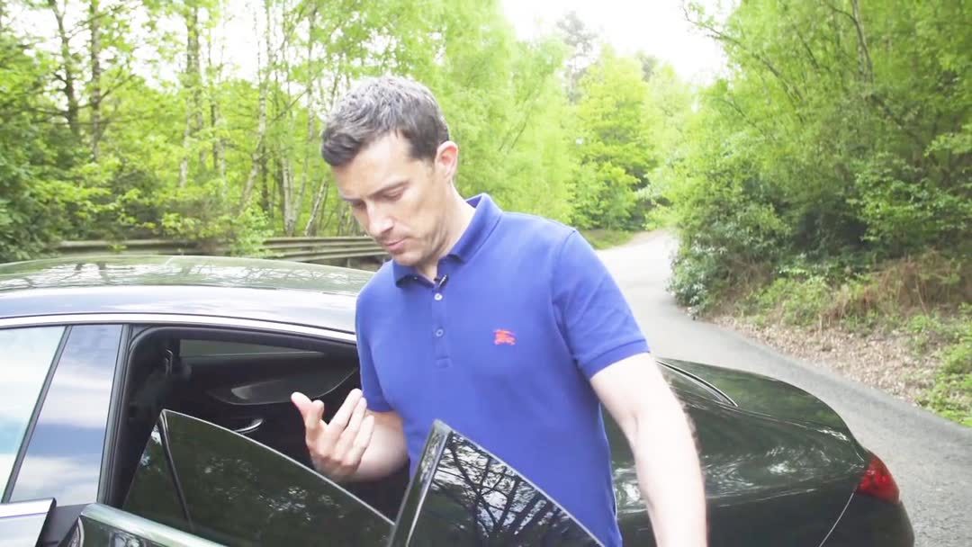 打开2019款奔驰CLS的无框车门,坐到后排座椅后你才知道有多舒适