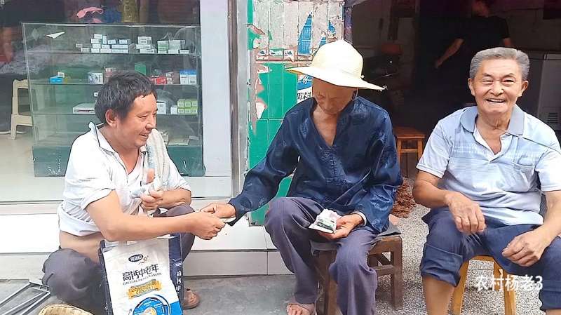 农村残疾表哥赶场卖撮箕,一个上午卖了十二元,真不容易