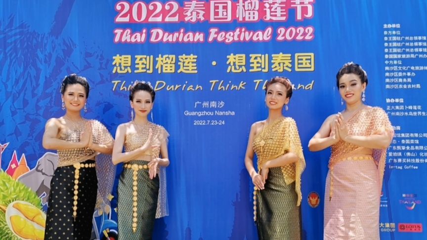 泰国北部民间传统舞蹈,旋律独特,舞蹈柔美好看。姑娘们跳的真美