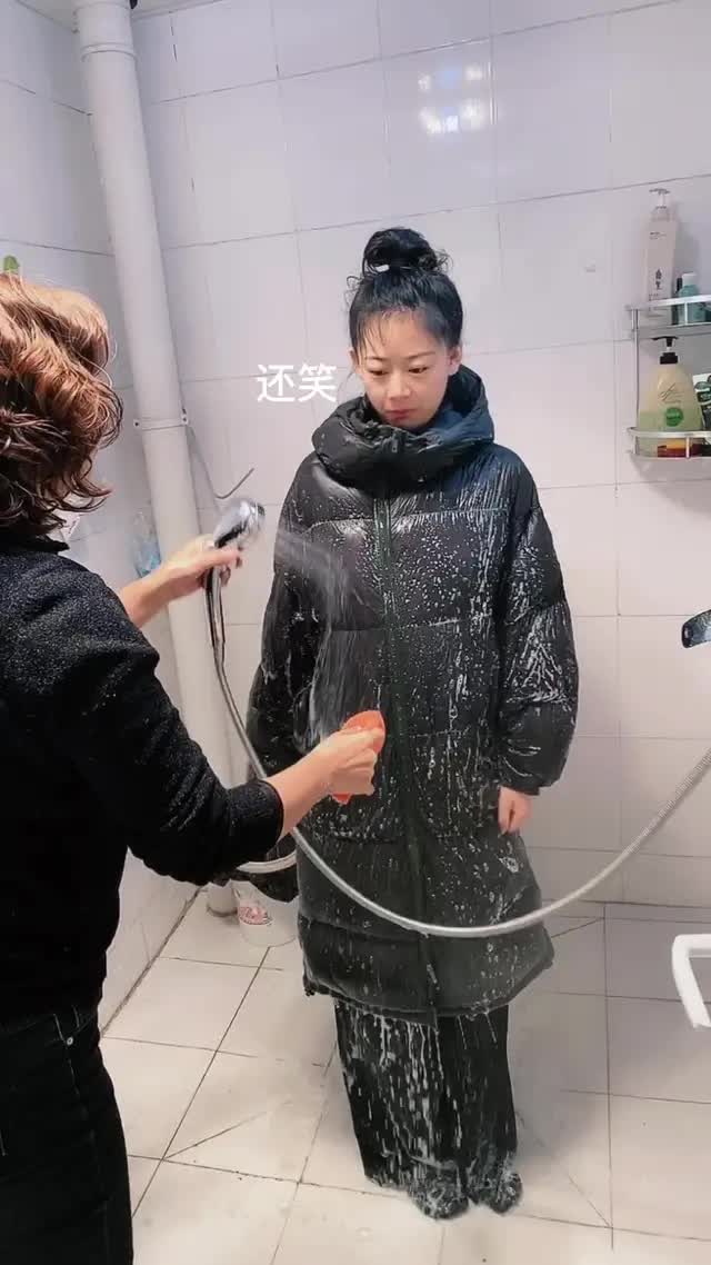 戳锅漏的羽绒服洗起来也很麻烦,这个技能你get到了吗?#娇式委屈