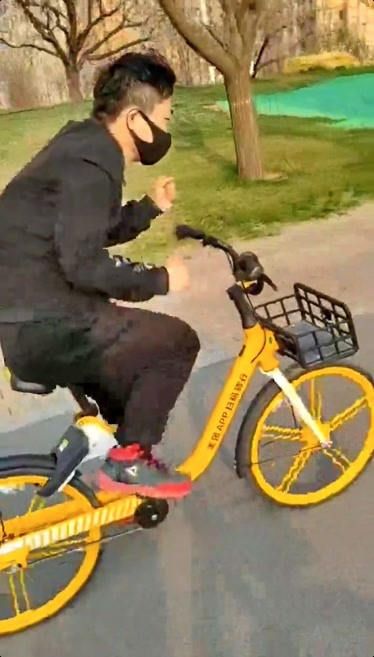 美团单车还可以这样玩?任何人!请勿模仿!