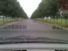 两分钟处突然拐弯的电动车