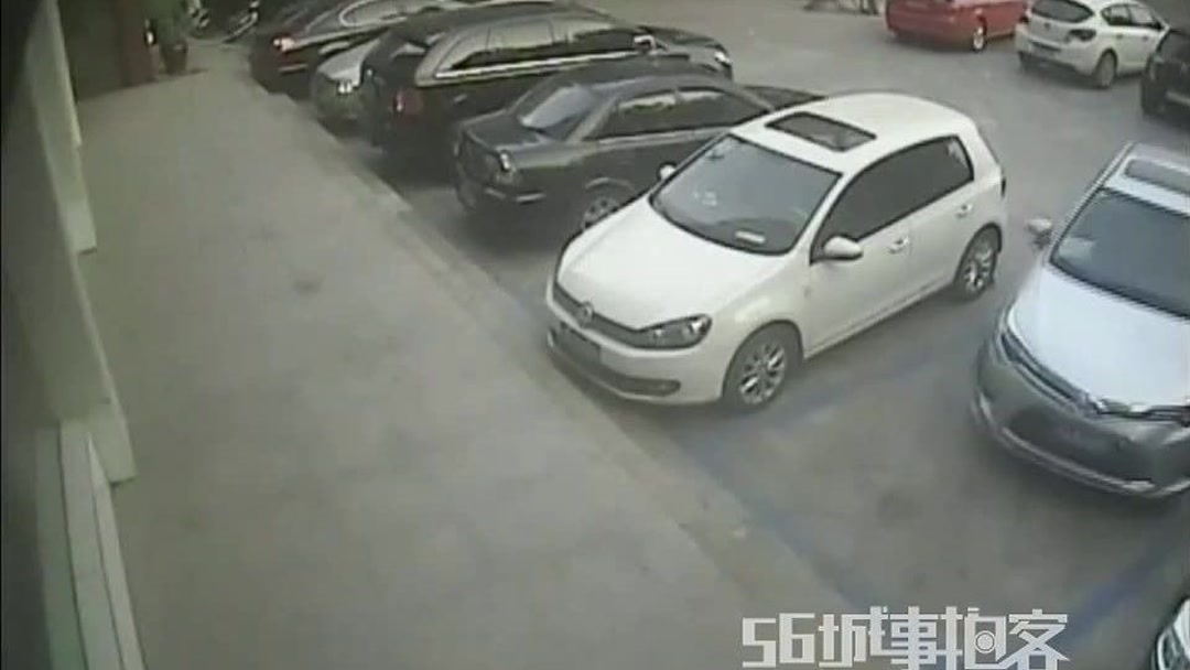 实拍奇葩男子倒车 十分钟内撞车十几次._实拍视频在线看