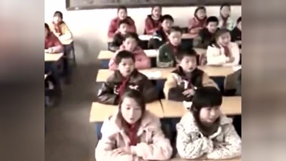 周杰伦去山区教孩子们唱《稻香》孩子们合唱歌声感人