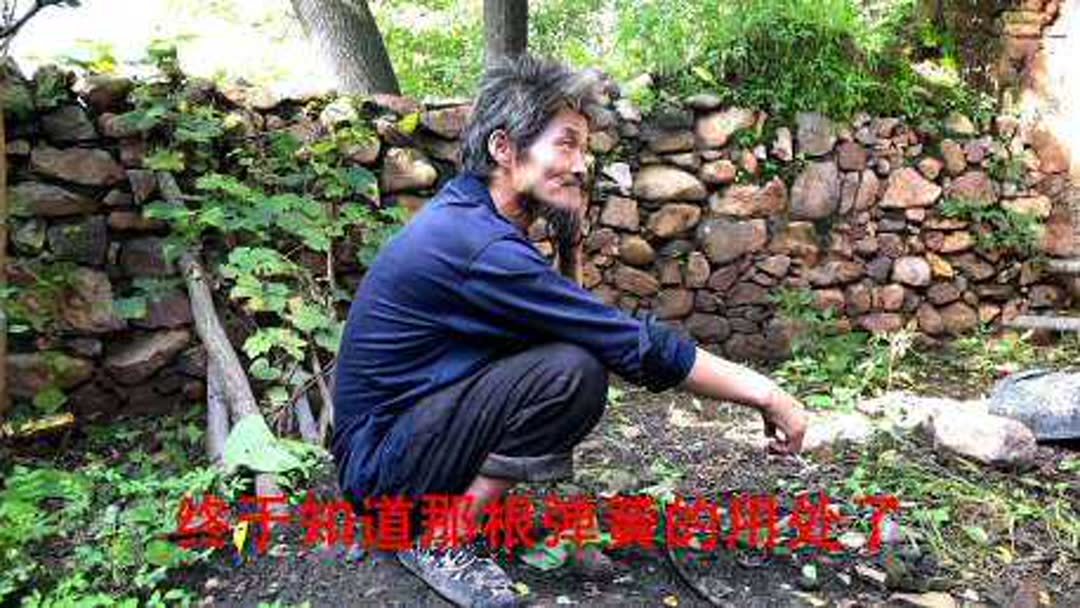 农村单身汉的镇宅之宝,那段弹簧有啥用?看他亲自演示后,我笑了