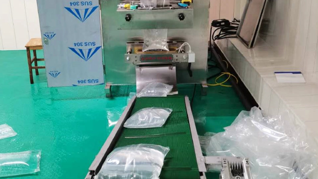 江西森达全自动上袋机包装机全自动称重套袋包装机