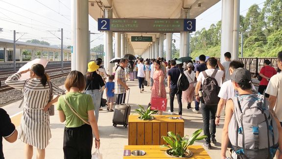 防城港火车站,广西沿海铁路的重要站点,在这里坐车的人可真多啊