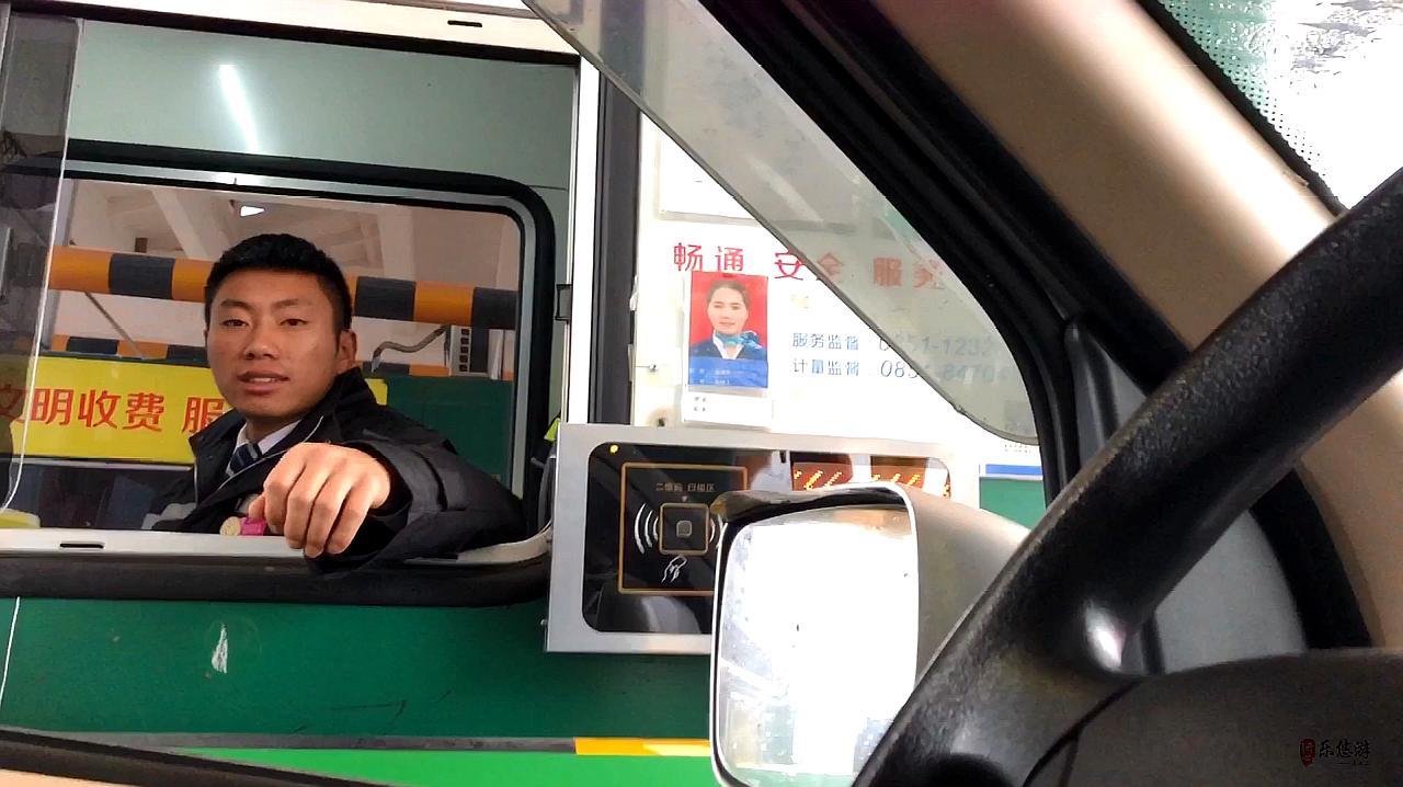 自驾游服务区过夜要给超时费吗?小伙亲自去尝试,看收费员怎么说