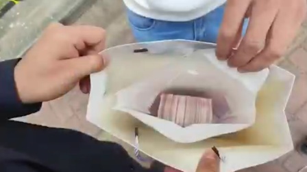 男子误把10万元现金扔进垃圾桶,民警两小时找回