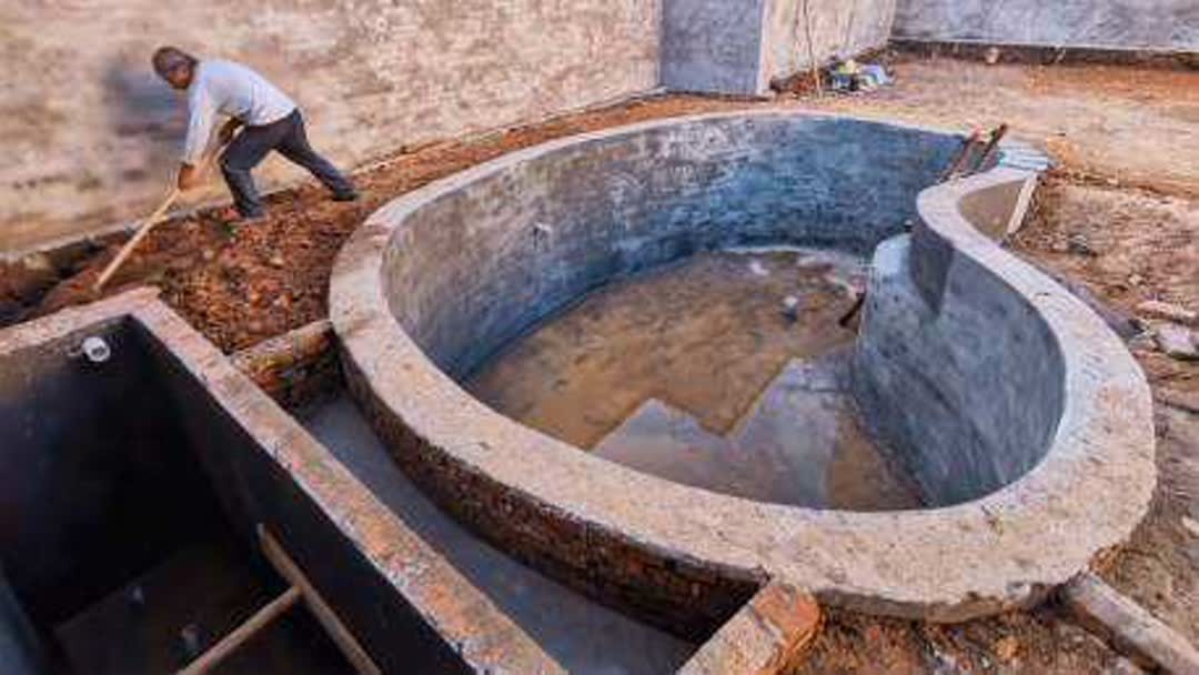 花园鱼池建设第十天,回填鱼池周围地面,过滤池12墙再次浇灌加固