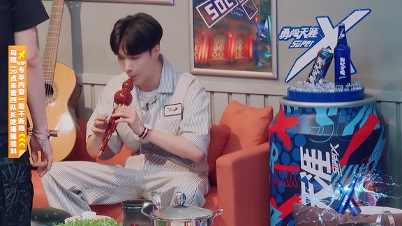 这就是街舞第三季:张艺兴葫芦丝炫技现场,王一博忘记吃毛肚