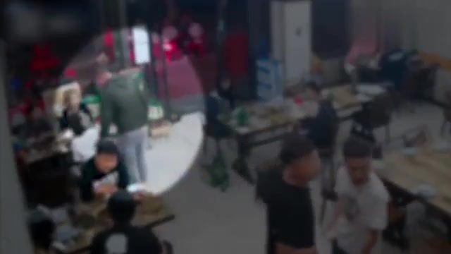 唐山打人【烧烤店主回应多名男子骚扰殴打女生:警方已介入处理】...