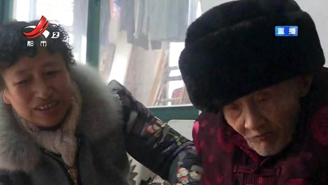 老人今天100岁 儿孙开心来祝寿