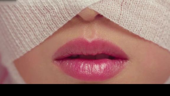 女子通过整容变成巨星,却因为副作用彻底毁容,虚荣心的代价!