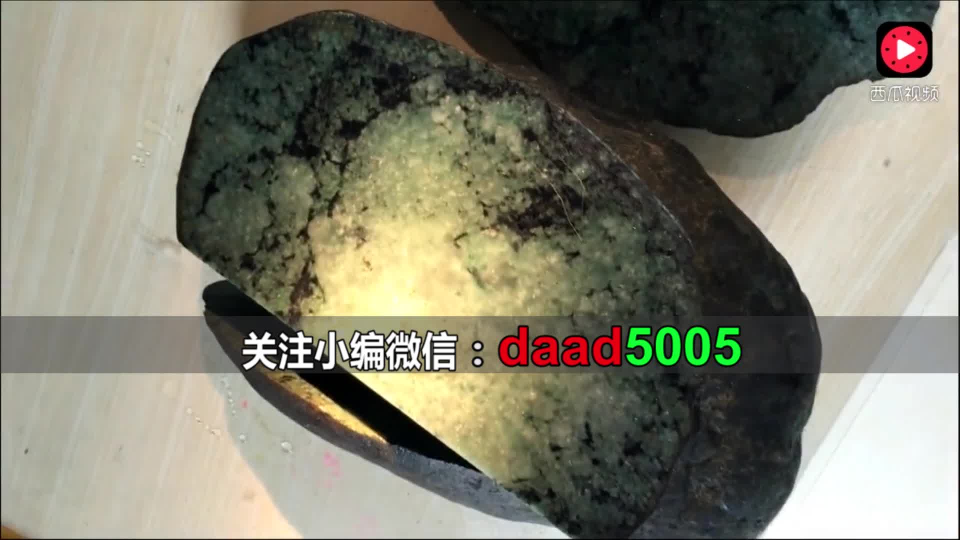 切割现场:29公斤的翡翠原石,价值上万,一刀穷还是一刀富?
