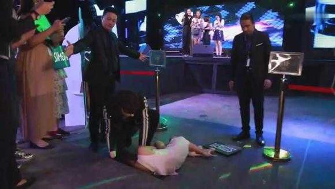 女粉丝假装晕倒,竟被男偶像当众公主抱起,简直羡煞旁人