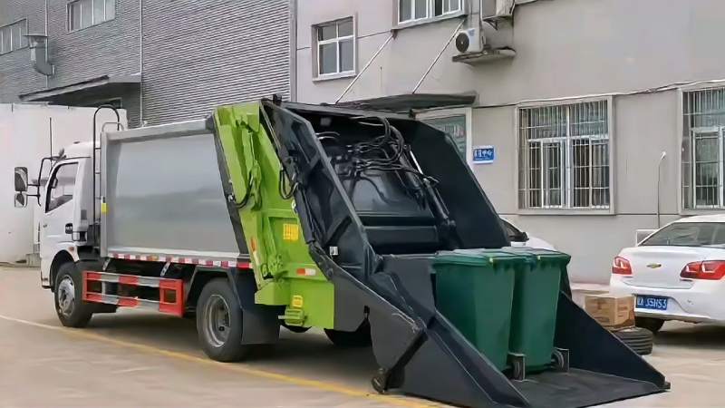 东风8方压缩垃圾车大落地密封斗挂桶操作,程力高端压缩垃圾车厂