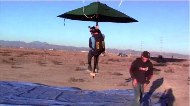 雨伞真的可以当降落伞来使用?老外亲身验证,用雨伞从高空跳下