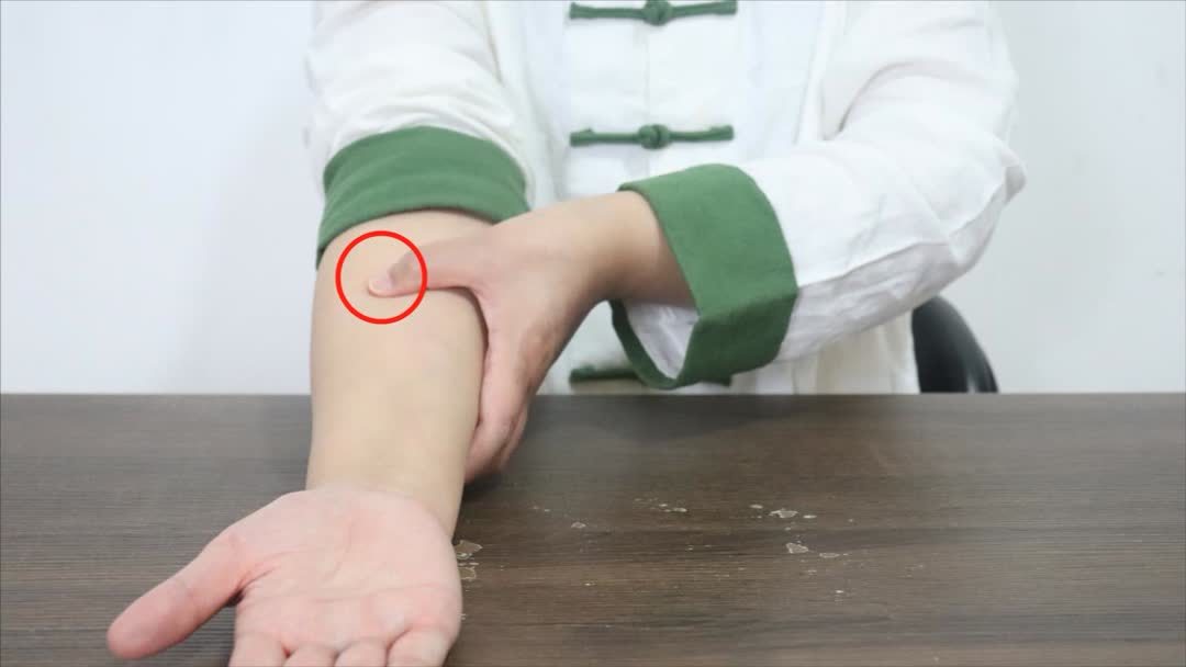 有痔疮,别拖着,手臂1个穴位,按揉3分钟,通大便,肛门更轻松!