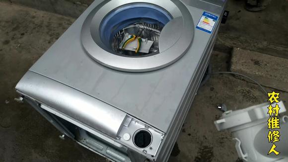 滚筒洗衣机显示E2不排水,原来是它的原因,小伙手把手教会你