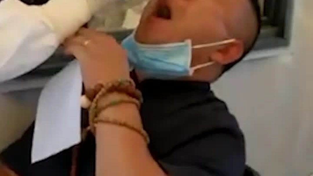 大哥做鼻拭子采集,身后男子没注意助攻直接捅到位,网友:到胃了