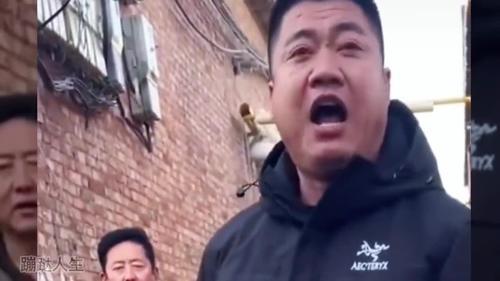 村里老人去世邻居前来帮忙,不料邻居的一个举动,竟引得众人感动