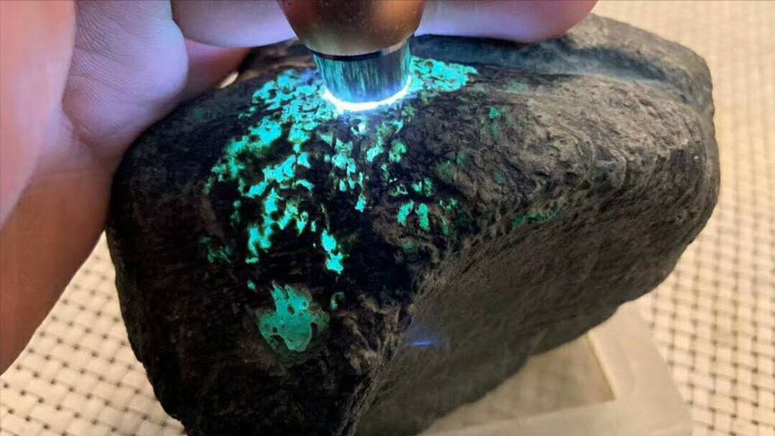 专业行家挑选的高品质翡翠原石,鉴宝专家现场作鉴定